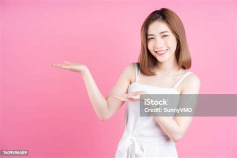 ピンクの背景にポーズをとっているアジアの若い女性の画像 1人のストックフォトや画像を多数ご用意 1人 インドネシア人 カジュアル