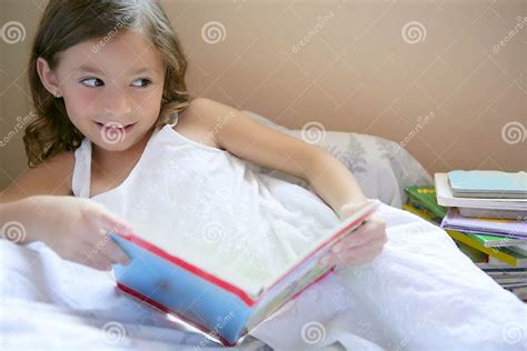 красивейшая девушка книги меньшее чтение Стоковое Фото изображение