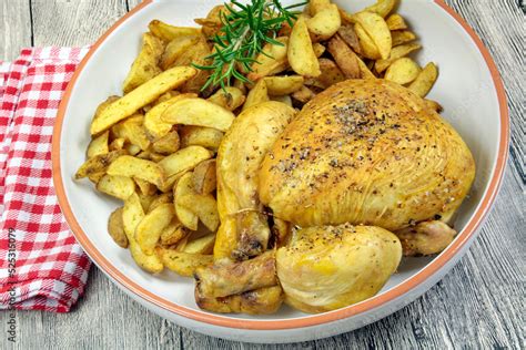 poulet rôti et pommes de terre wedge dans un plat Stock 写真 Adobe Stock