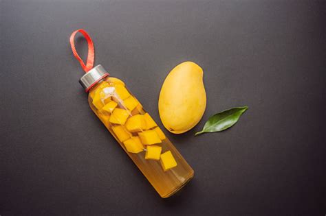 망고를 곁들인 콤부차 Kombucha 또는 사이다 발효 음료 유익한 박테리아 계피 레몬이 있는 차가운 차 음료는 카피스페이스가