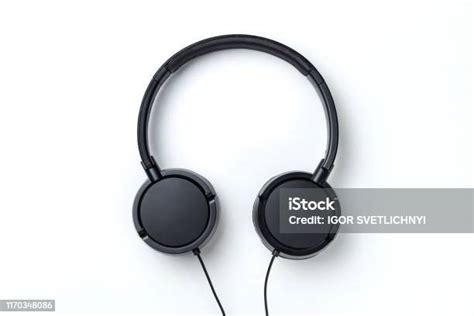 흰색 배경에 격리 된 검은 색 헤드폰 플랫 레이 탑 뷰 복사 공간 음악 개념입니다 최소한의 스타일 0명에 대한 스톡 사진 및 기타 이미지 Istock