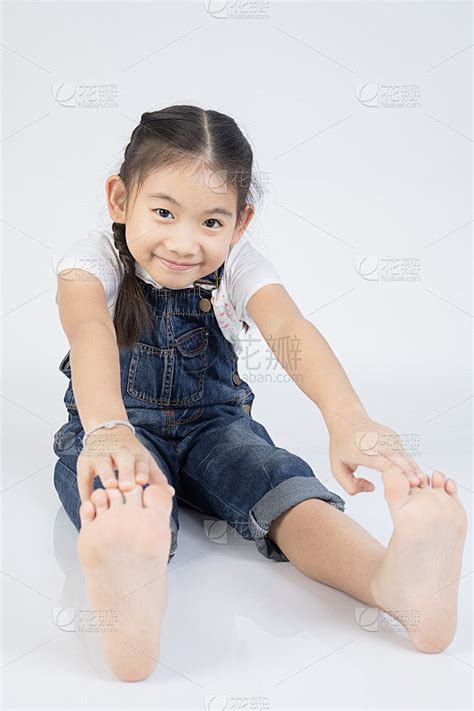 亚洲可爱的女孩在跳装与微笑的脸