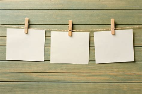 빈 종이 시트가 밧줄에 매달려 있습니다 디자인 요소입니다 나무 배경 공간을 복사합니다 감정에 대한 스톡 사진 및 기타 이미지 Istock