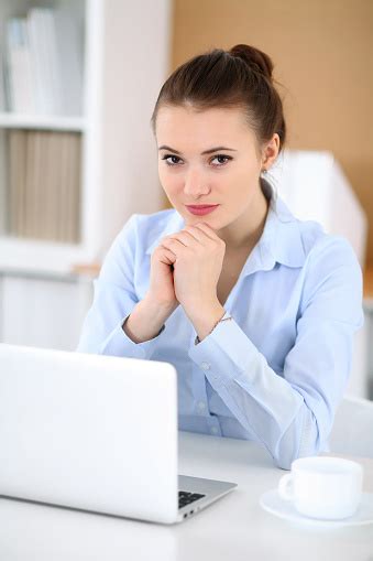 사무실에서 노트북에서 일 하는 젊은 비즈니스 여자 성공적인 비즈니스 개념입니다 갈색 머리에 대한 스톡 사진 및 기타 이미지 갈색 머리 경영자 고전 양식 Istock