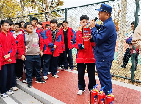 “蓝朋友”进校园讲“安全” 新沂市报