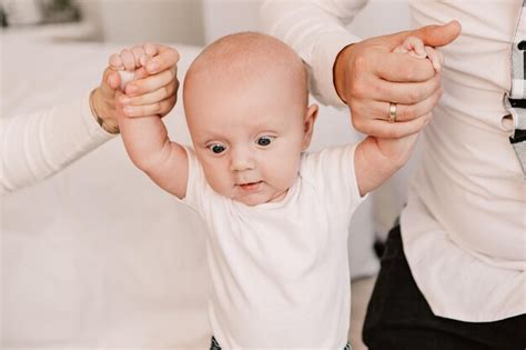 Menino Bebê Brincando Com Os Pais Aprendendo A Andar Dando Os