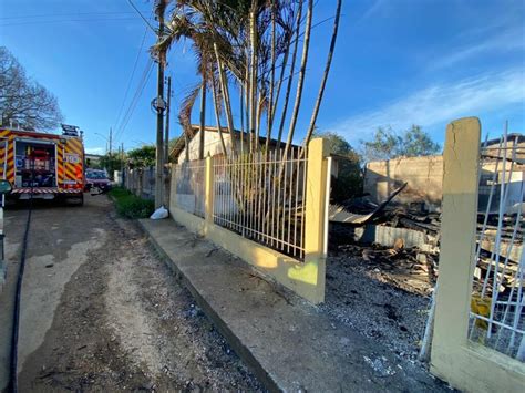 Residência é destruída em incêndio e corpo é encontrado carbonizado