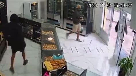 Video Entraron Armados A Una Panadería Amenazaron A La Empleada Y Se