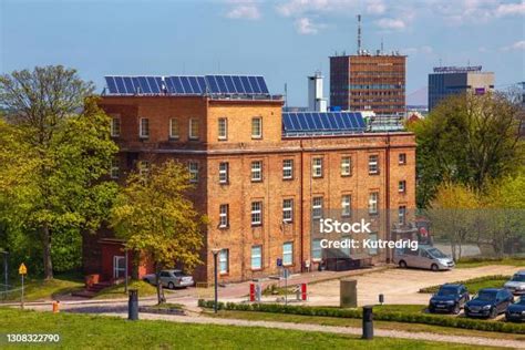 화창한 날에 그단스크의 역사적인 벽돌 건물 중 하나를 볼 수 있습니다 Tri City Poland에 대한 스톡 사진 및 기타