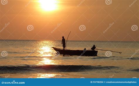 P Cheur Dans Le Bateau Au Coucher Du Soleil Image Image 93798204