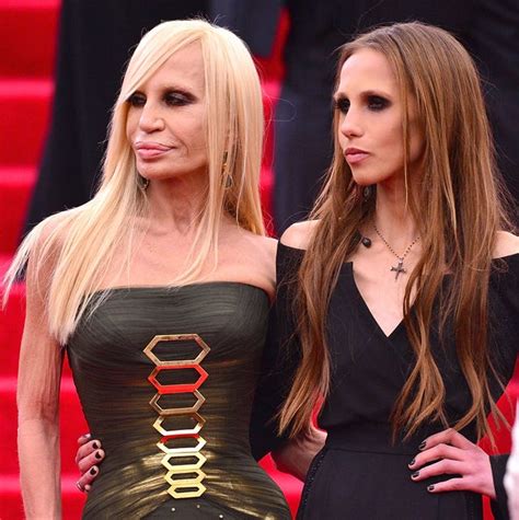 ドナテラ・ヴェルサーチェと娘アレグラ、ミラノの病院に20万ユーロを寄付