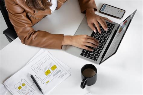 Mains Tapant Sur La Vue De Dessus Du Clavier Photo Gratuite