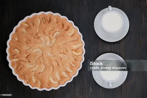 검은 나무 배경에 잘 익은 사과의 홈 케이크 큰 사과 파이 상단보기 베이킹 접시에 과일 파이와 크림 두 컵 0명에 대한 스톡 사진 및 기타 이미지 Istock