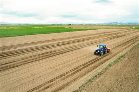 트랙터와 파종기로 밭에 옥수수를 심는 농부의 드론 탑 뷰 자동 조절 시스템 25 29세에 대한 스톡 사진 및 기타 이미지