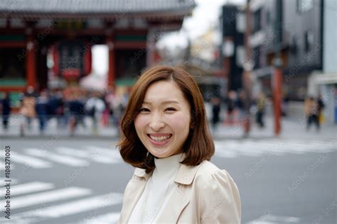 東京を観光する女性 Stock 写真 Adobe Stock
