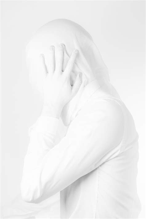 흰 셔츠를 입은 남자가 손으로 얼굴을 가린다 사진 Unsplash의 무료 하얀 이미지