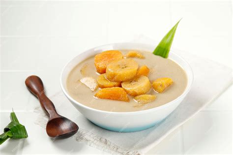 Kolak Pisang Ubi는 바나나 고구마 설탕에 절인 과일 코코넛 밀크로 만든 인기있는 인도네시아 디저트 팜 설탕과 판다