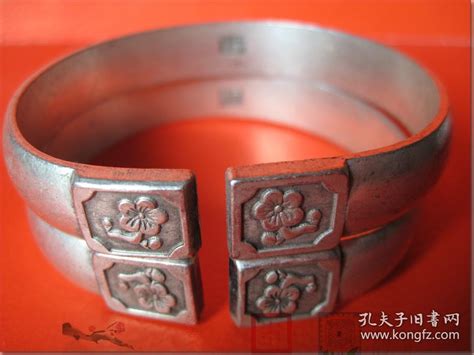 【图】【“四季吉祥”“五福临门”民国老银手镯一对】，一对共两只，手镯正面浮雕压模工艺铸 “福”字，饰以藤蔓缠枝缀四朵长春花图案，寓意“四季吉祥