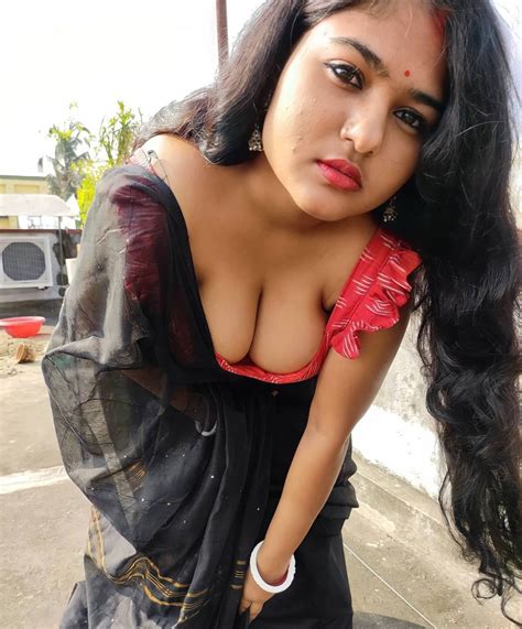 Modern Saree Pose With Beautiful Desi Boudi