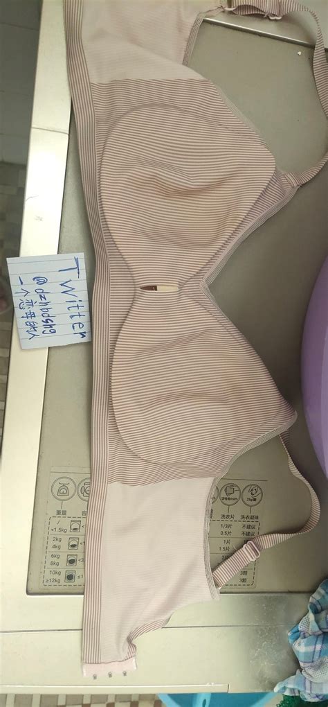 一个恋母的人 On Twitter 老妈昨晚回来了过中秋节，今天早上起床刷牙洗脸发现老妈昨晚洗澡没有把内裤洗了，给我激动的立马回房间拿手机拍，逼那里黄黄的闻了一下尿骚味，本来想撸一发在上面