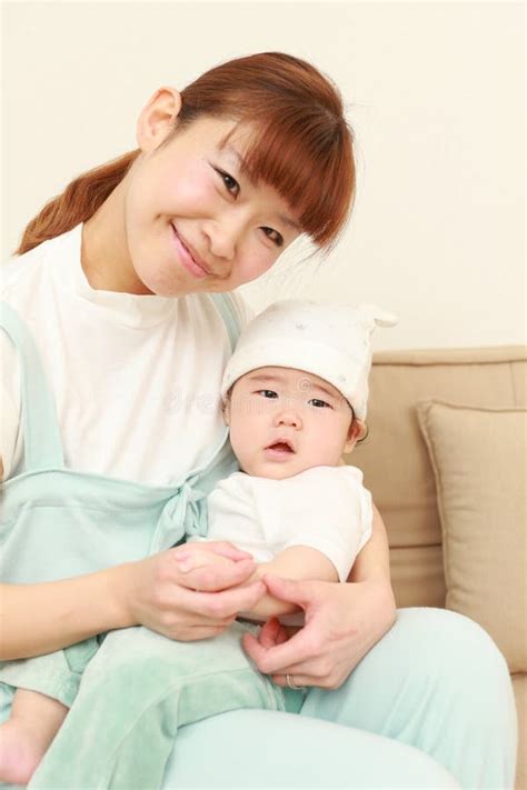 Mamá japonesa y su bebé imagen de archivo Imagen de sitio 41319803