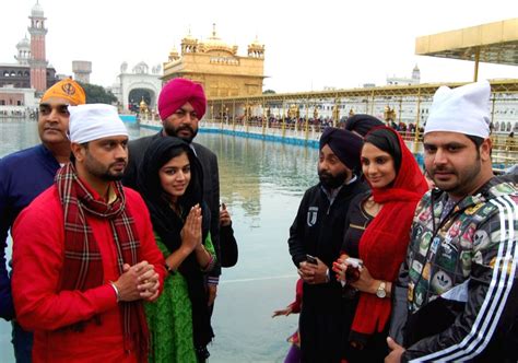 Roshan Prince Alfaaz And Japji Khaira At Golden Temple