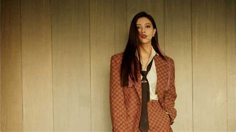 特别专辑宋妍霏cc粉色挂耳染白衬衫痞气美女时尚图片图片 万佳直播吧