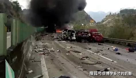 许广高速车祸事件，小伙伴们该吸取教训了，别拿无知当个性了搜狐汽车搜狐网