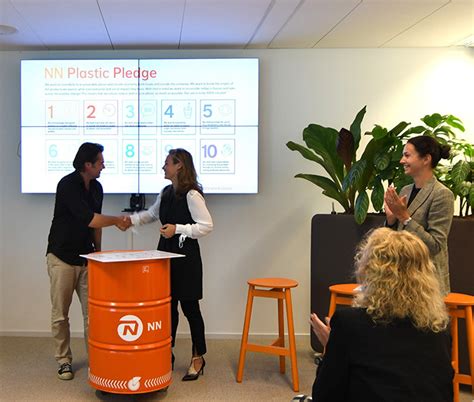 Dailah Nihot Lid Van De Management Board Van Nn En Marius Smit Plastic Whale Ondertekenen De