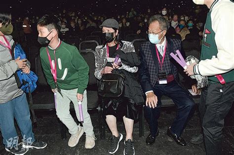 楊千嬅演唱會開鑼全場爆滿 「阿囡」gigi送花籃兼捧場 20221218 娛樂 每日明報 明報新聞網