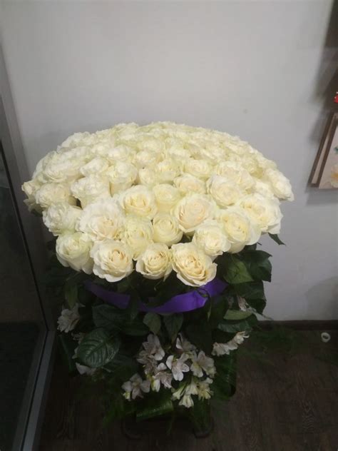 Корзина из белых роз 51 штука в букете — ЦВЕТЫ И ПОДАРКИ С ДОСТАВКОЙ