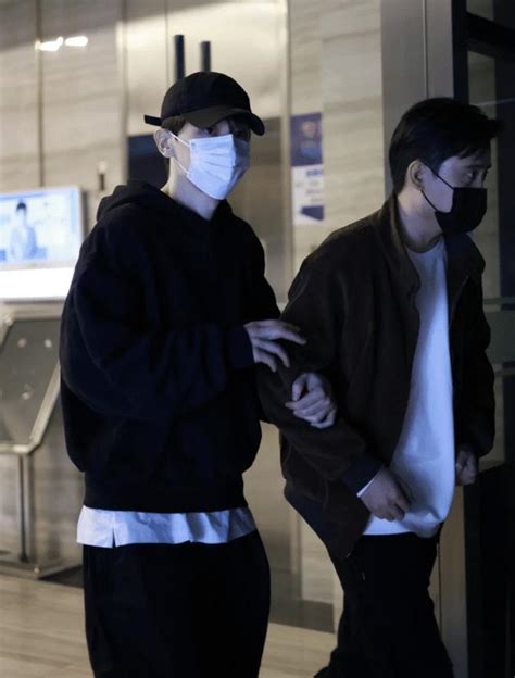 邓伦罕见露面，摘掉口罩大方露出正脸，瘦了一圈但比以往自信许多