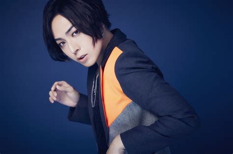 蒼井翔太、最新ライブblu Rayより斬新なデザインの衣装で歌う「flower」ライブ映像公開 The First Times
