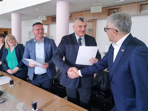 SUFINACIRANJU SVEUČILIŠTA U SLAVONSKOM BRODU Domoljubni radio