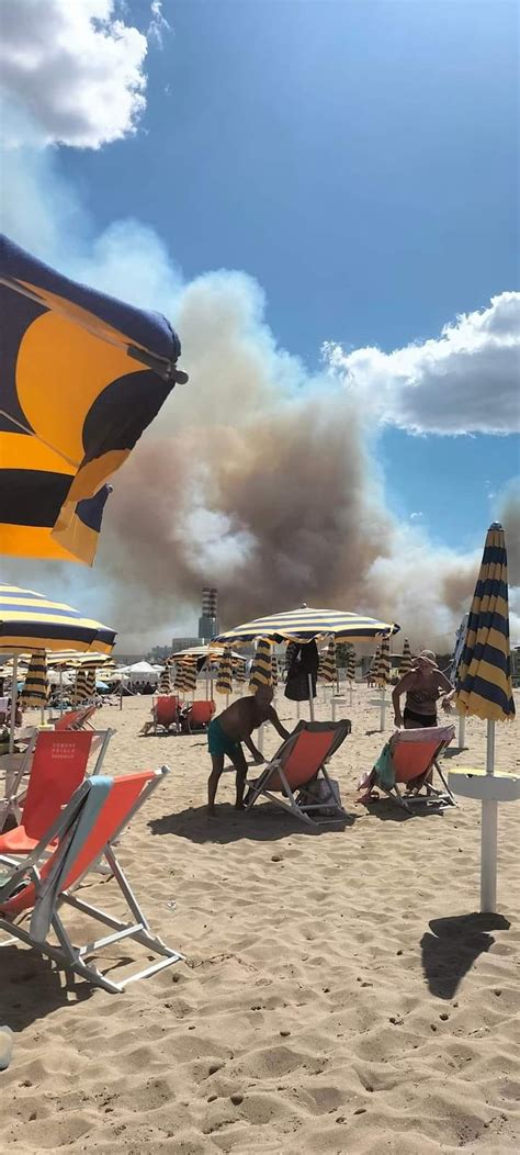 Incendio A Marina Di Priolo Evacuate Le Spiagge SiracusaLive