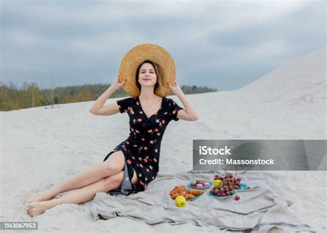 아름 다운 여자는 바다 근처 해변에서 휴식을가지고 있다 한 명의 여자만에 대한 스톡 사진 및 기타 이미지 한 명의 여자만
