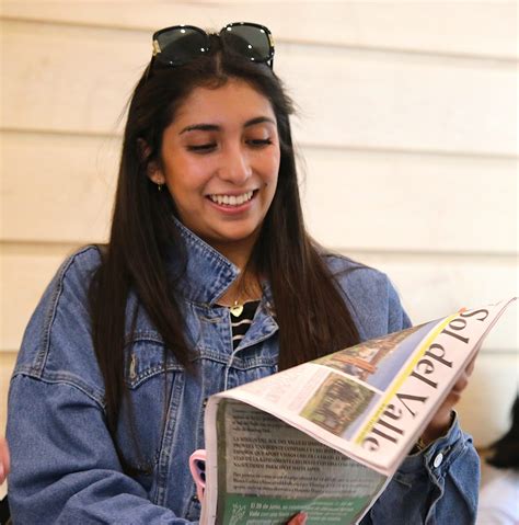 Jackie Ramirez Leyendo Orgullosa Su Portada De La Nueva Edicion Con La Nueva Imagen Del Sol Del