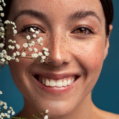 Joven Y Natural Hermosa Mujer Con Pecas En La Cara Sin Maquillaje Foto
