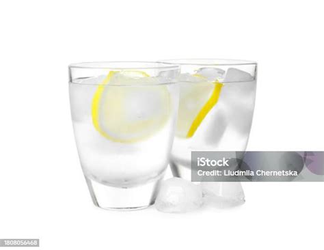 白い背景にレモンスライスと氷とウォッカのショットグラス お祝いのストックフォトや画像を多数ご用意 お祝い かんきつ類 アルコール