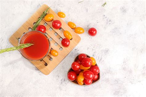 콘크리트 테이블에 토마토 주스와 재료 해독 다이어트와 체중 감소 자연 영양 건강 하고 자연적인 식품의 개념 여름 음료 0명에 대한 스톡 사진 및 기타 이미지 Istock