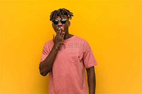 穿着太阳眼镜的年轻黑衣人打哈欠高清图片下载 正版图片504529184 摄图网