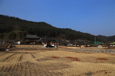마을은 영역적 측면에서 자연과 공존하고 사회적 측면에서 일상과 삶 그리고 장소를 공유하면서 정서적 유대를 형성해가는 것입니다