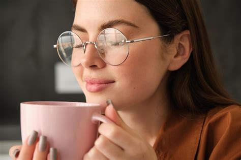 Girl Using Smart Glasses Images Free Download On Freepik