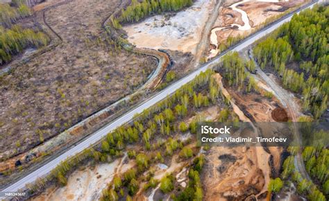 오염 된 녹슨 더러운 개울 자연 오염 개념입니다 가장자리에 얼음 조각이 있는 물 노란 시냇물의 평면도 드론에서 본 조감도 0명에