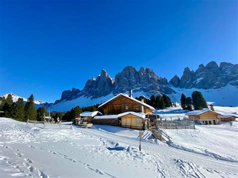 건물 겨울 경치 경치가 좋은 고요한 그림 같은 농촌의 눈 눈이 내리는 돌로미테 리조트 맑은 공기 모험