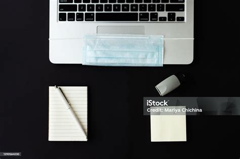 코로나바이러스 코비드19 예방 원격 작업 또는 검역학습 노트북과 항 바이러스 의료 마스크 그들은 서로 옆에 누워 원격 작업