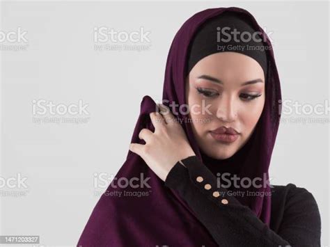 회색 배경에 고립된 현대적인 세련된 옷과 히잡을 쓴 무슬림 여성 다양한 사람들이 히잡 패션 컨셉을 모델로 한다 가리기에 대한 스톡 사진 및 기타 이미지 Istock