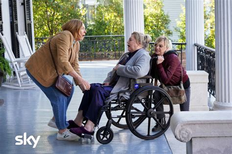 The Estate Su Sky Toni Collette David Duchovny E Anna Faris