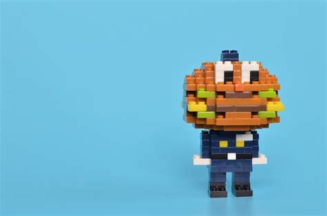 Minifigura Lego Aislado Sobre Un Fondo Azul Foto Premium