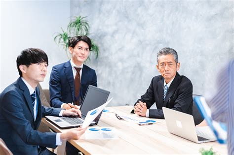 제품 계획에 대한 프레젠테이션을 듣는 비즈니스 담당자 20 24세에 대한 스톡 사진 및 기타 이미지 20 24세 25 29